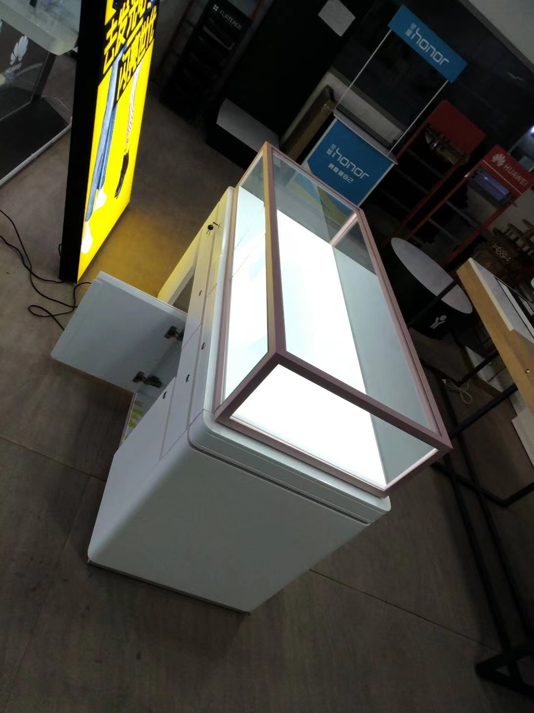 Multi functional Jewelry Store Showcase with Attractive Pink Color