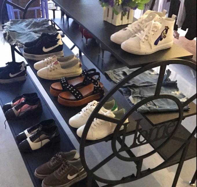 Multi Color Shoe Display Shelves Retail Shoe Display Fixtures Easy ...